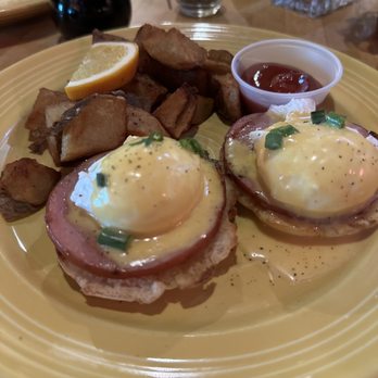 CHEZ ZEE AMERICAN BISTRO - Updated October 2024 - 826 Photos & 1119 ...