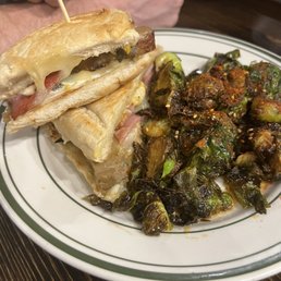 GRIND BURGER KITCHEN - 674 Photos & 702 Reviews - 829 E Market St ...