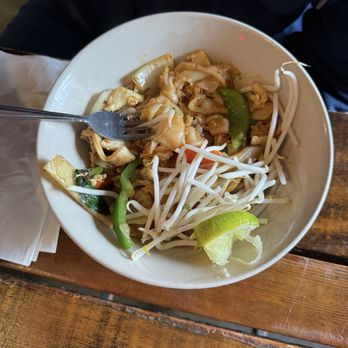 MEE SEN THAI EATERY - Updated August 2024 - 609 Photos & 548 Reviews ...