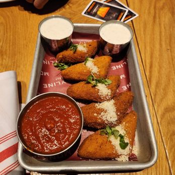 MONEYLINE PIZZA & BAR - Updated September 2024 - 1287 Photos & 984 ...