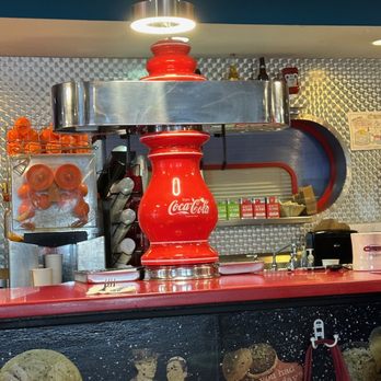 ROUNDABOUT DINER & LOUNGE - Updated July 2024 - 386 Photos & 619 ...