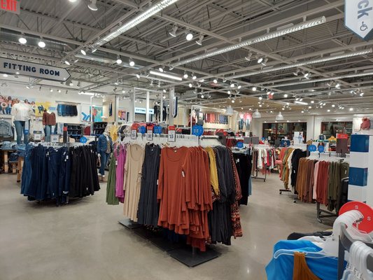 OLD NAVY OUTLET - Updated July 2024 - 1424 US 9, Lake George, New York ...