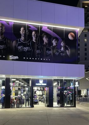 LIDS - KINGS LOCKER ROOM - Updated August 2025 - 405 K St, Sacramento ...