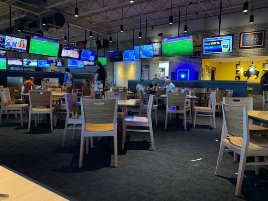 BUFFALO WILD WINGS - Updated July 2025 - 29 Photos & 63 Reviews - 5901 ...