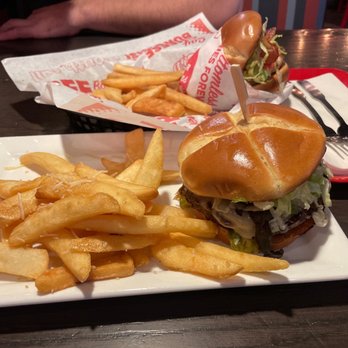 RED ROBIN GOURMET BURGERS AND BREWS - Updated April 2025 - 829 Photos ...