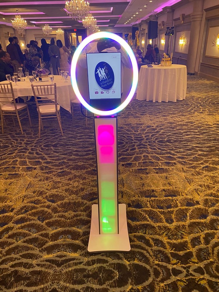 IN THE MIRROR PHOTO BOOTH - Request a Quote - 15 Photos - Southgate ...
