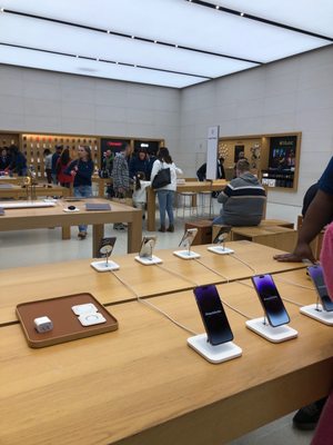 APPLE STORE - Updated December 2025 - 36 Photos & 126 Reviews - 8130 ...