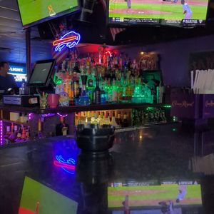 LOCALS PUB - Updated December 2025 - 27 Photos & 28 Reviews - 1580 ...