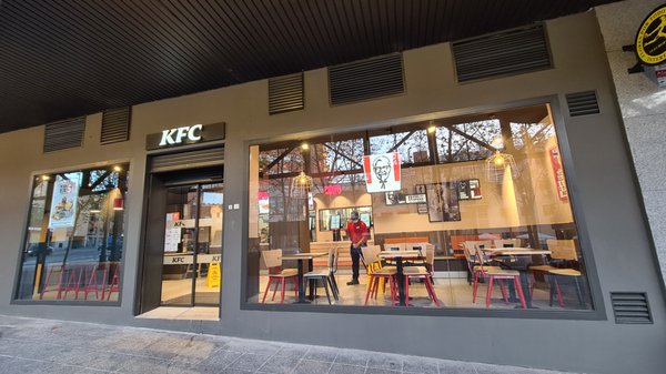 KFC - Updated September 2024 - Calle de la Ribera de Curtidores 43 ...