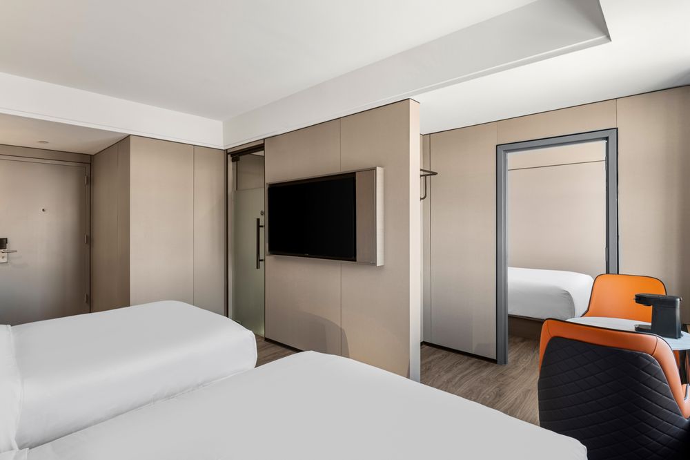 LY NEW YORK HOTEL - Updated September 2024 - 29 Photos - 15-40 128th St ...