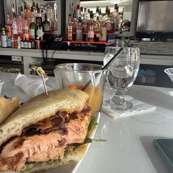 DC CAPITOL SQUARE BAR & GRILL - Updated May 2025 - 158 Photos & 77 ...