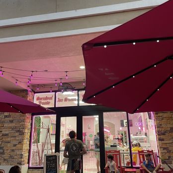 SCOOPS ICE CREAM & MILKSHAKE BAR - Updated May 2025 - 77 Photos & 41 ...