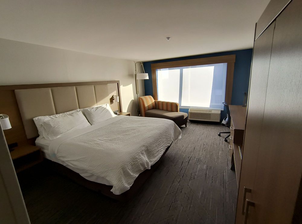 HOLIDAY INN EXPRESS & SUITES DETROIT - DEARBORN - Updated September ...