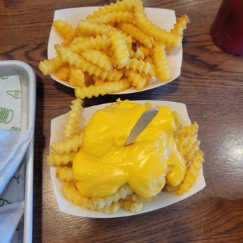 SHAKE SHACK DUBLIN - Updated January 2026 - 20 Photos & 30 Reviews ...