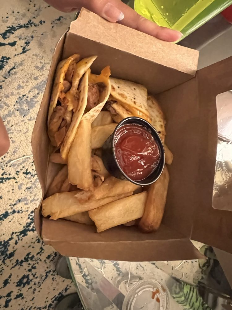 COCOVAN AIRSTREAM LOUNGE - Updated October 2025 - 10 Oak Ave, Avon Park ...