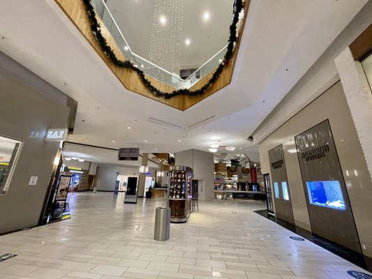 HOLYOKE MALL AT INGLESIDE - Updated December 2024 - 370 Photos & 81 ...