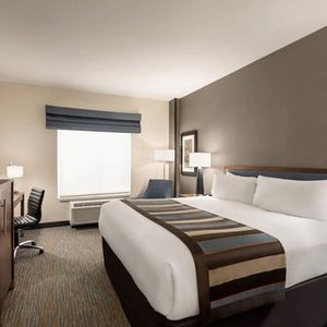 SKYBRIDGE SEATTLE AIRPORT HOTEL - Updated August 2025 - 31 Photos & 10 ...