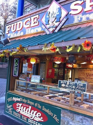 FUDGE SHOPPE OF THE SMOKIES - Updated October 2025 - 13 Reviews - 716 ...