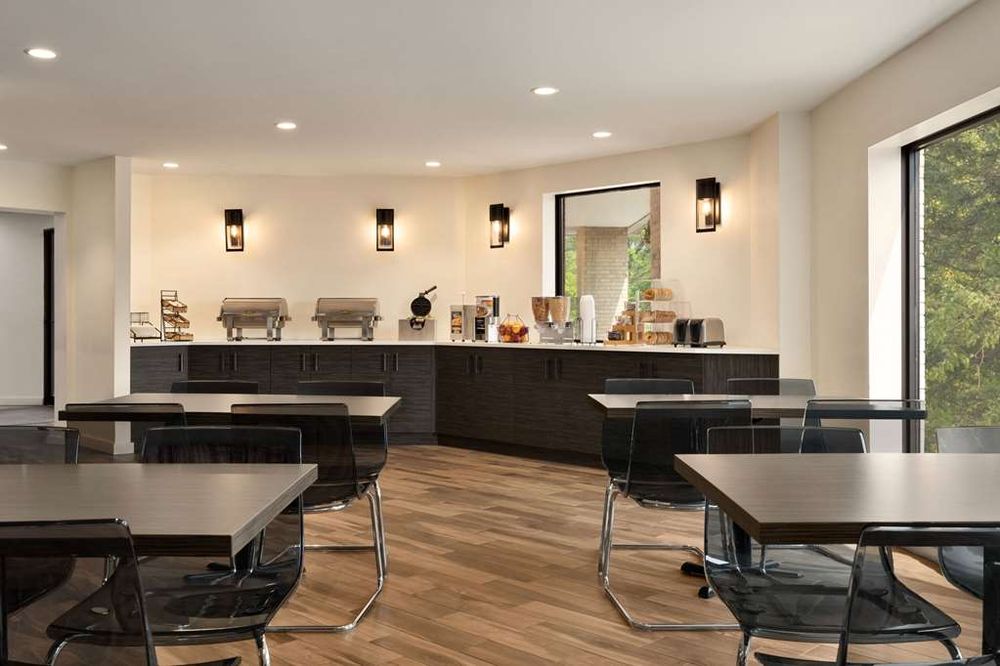 HARBOURFRONT INN - Updated January 2026 - 39 Photos - 505 Harbour Road ...