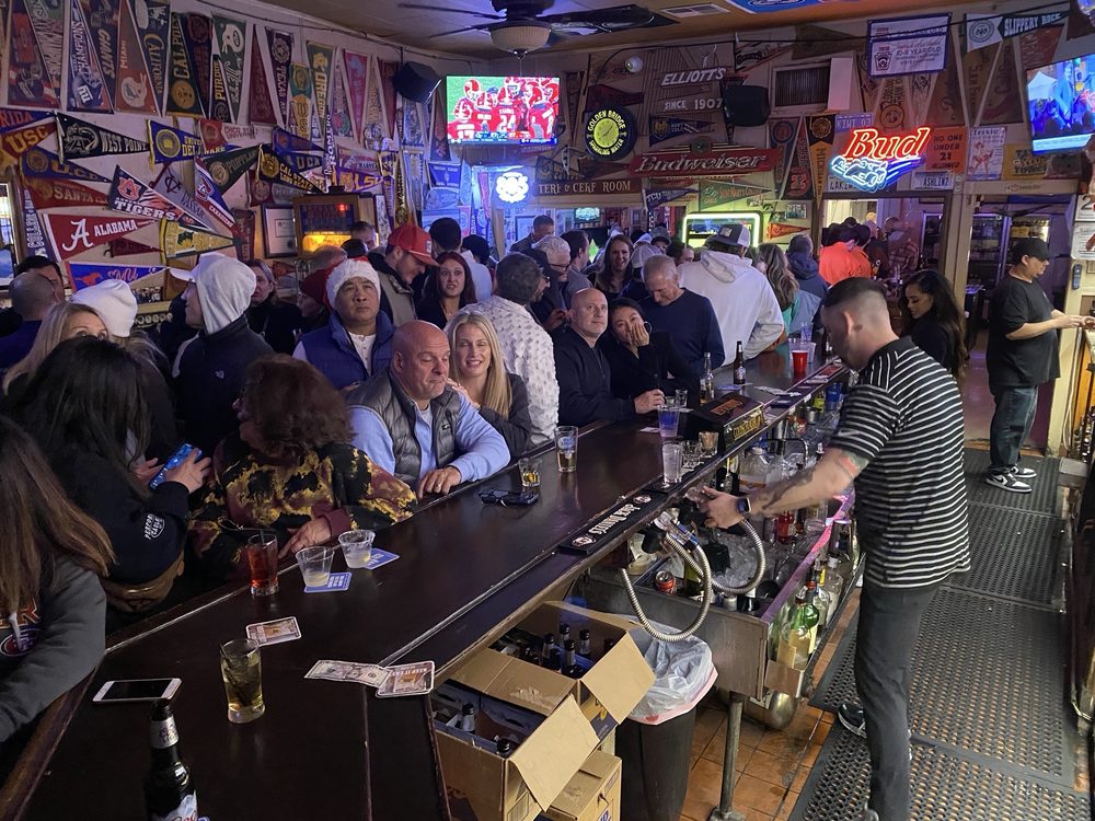 ELLIOTT’S BAR - Updated December 2025 - 57 Photos & 103 Reviews - 369 ...