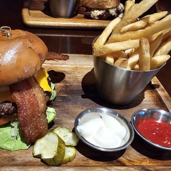 YELLOW PONY PUB & GARDEN - Updated July 2024 - 189 Photos & 116 Reviews ...