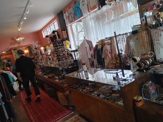 MAGPIE - Updated December 2025 - 35 Photos & 28 Reviews - 1960 SE ...