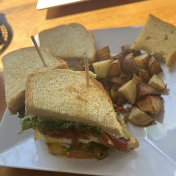 LUCKY FOOLS PUB - Updated July 2025 - 278 Photos & 433 Reviews - 75 E ...