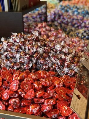 LINDT CHOCOLATE SHOP - Updated August 2025 - 68 Photos & 70 Reviews ...