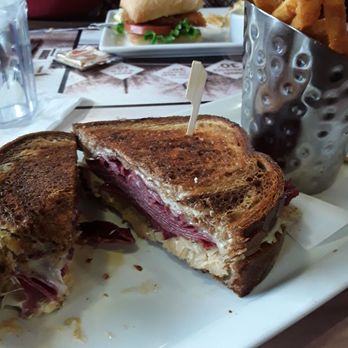 WAYZATA BAR AND GRILL - THE MUNI - Updated July 2024 - 26 Photos & 95 ...