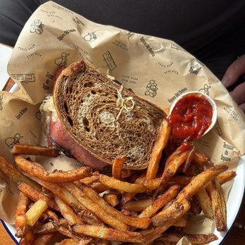 LE PUB CHELSEA - Updated December 2025 - 108 Photos & 78 Reviews - 238 ...