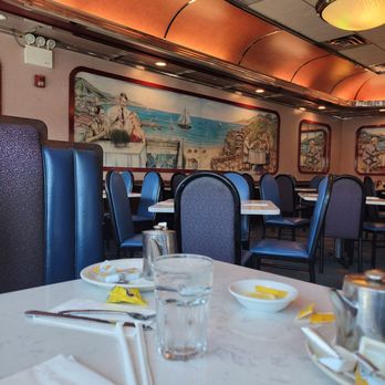 GOLDEN REEF DINER - Updated July 2024 - 271 Photos & 346 Reviews - 329 ...