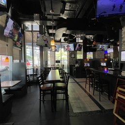 HOOPS SPORTS BAR & GRILL - Updated December 2025 - 52 Photos & 180 ...