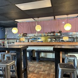 MOMS - Updated December 2025 - 203 Photos & 122 Reviews - 190 Keawe St ...