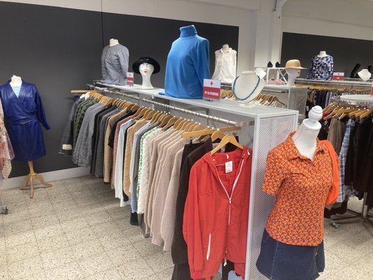 RØDE KORS BUTIK - Updated November 2024 - 23 Photos - Algade 72 ...