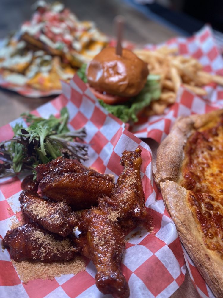 TENTH HOLE TAVERN - Updated July 2024 - 81 Photos & 16 Reviews - 16 ...