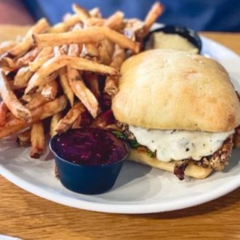 TRAPPEZE PUB - Updated June 2024 - 270 Photos & 522 Reviews - 269 N ...