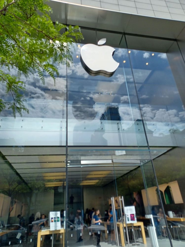 APPLE STORE - MONTREAL - Updated October 2025 - 31 photos & 69 avis ...