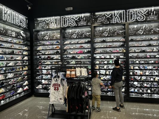 SHOE PALACE - Updated January 2026 - 13 Photos - 4180 Blue Diamond Rd ...