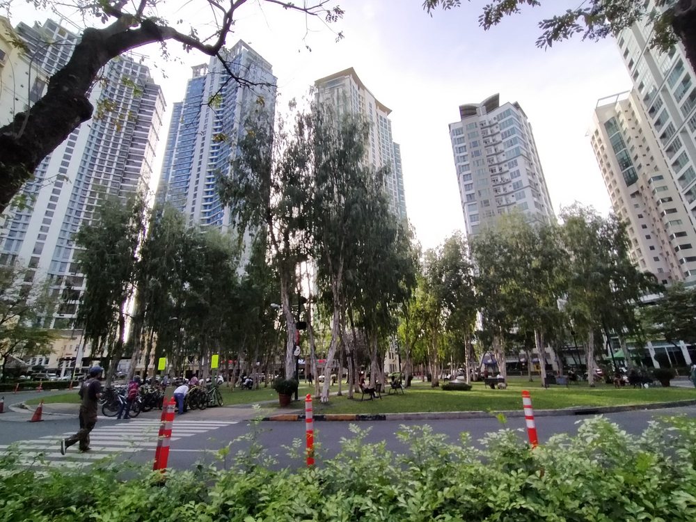BURGOS CIRCLE - Updated March 2025 - 14 Photos - Burgos Circle, Taguig ...