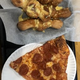 BROZINNI PIZZERIA - 287 Photos & 377 Reviews - Pizza - 8810 S Emerson ...