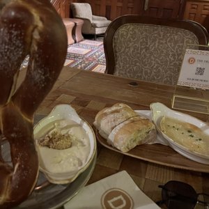 THE HEADLINERS CLUB - Updated November 2025 - 65 Photos & 18 Reviews ...