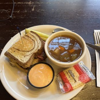 LYONS PUB - Updated November 2024 - 152 Photos & 237 Reviews - 16 S 6th ...