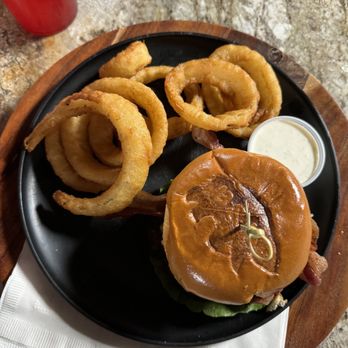 ALASKAN BURGER & BREW - Updated May 2024 - 82 Photos & 99 Reviews ...