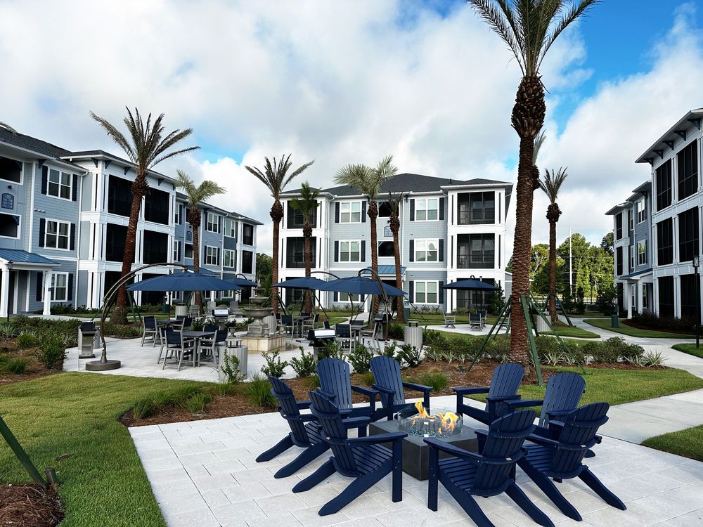 ENCORE ON THE GREEN - Updated September 2025 - 17 Photos - 125 Town ...