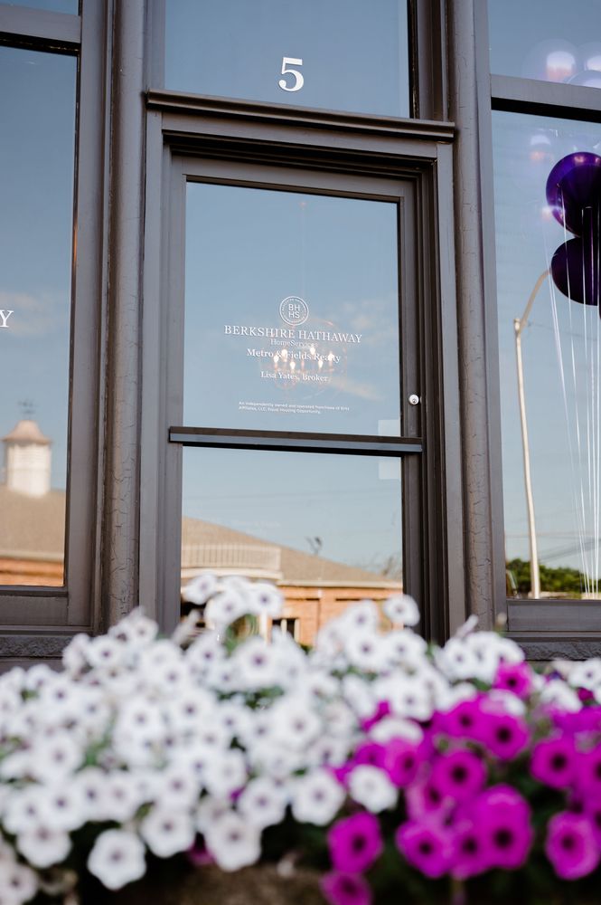 LISA YATES - BERKSHIRE HATHAWAY HS METRO & FIELDS REALTY - Updated ...