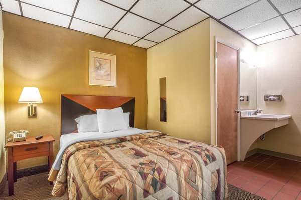 RODEWAY INN NORTH - Updated April 2026 - 21 Photos & 24 Reviews - 1021 ...