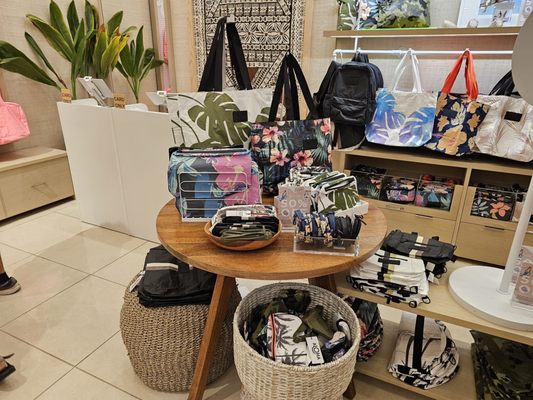 ALOHA COLLECTION - ALA MOANA CENTER - Updated December 2025 - 142 ...