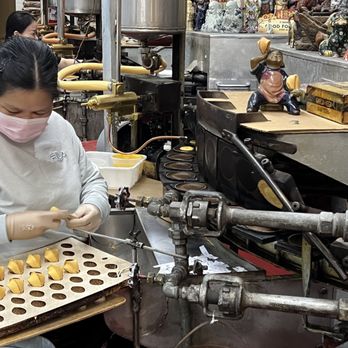 GOLDEN GATE FORTUNE COOKIE FACTORY - Updated May 2024 - 1803 Photos ...