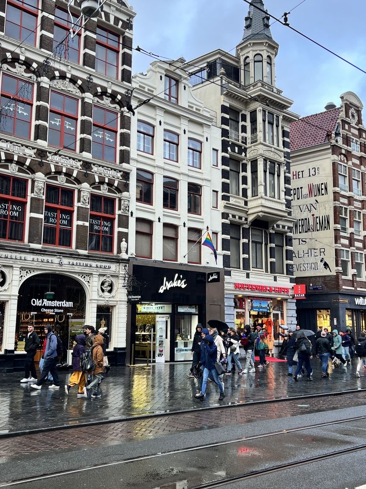 DRAKE’S LUXURY BOUTIQUE - Updated November 2025 - 24 Photos - Damrak 61 ...