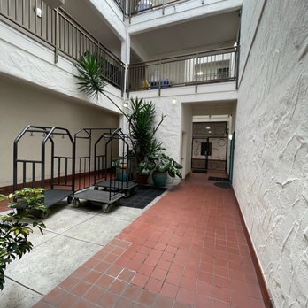 CAROUSEL BEACH INN - Updated September 2025 - 220 Photos & 231 Reviews ...